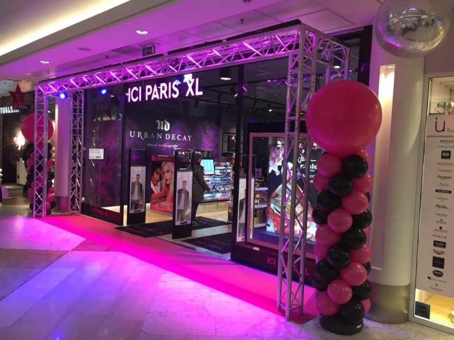 Installation à L’Esplanade (Shopping de Louvain-La-Neuve) pour la mise ...