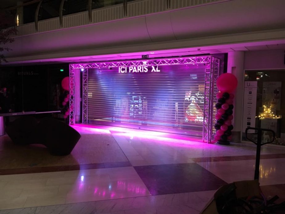 Installation à L’Esplanade (Shopping de Louvain-La-Neuve) pour la mise ...